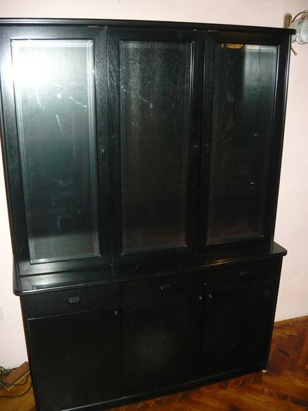 Ormar s vitrinom, crni, izuzetna kvaliteta, POVOLJNO