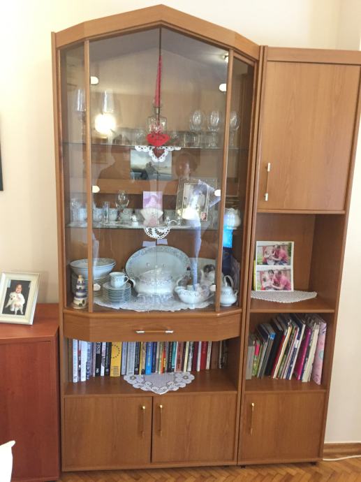 HITNO, POKLANJAM! Vitrina, visoki ormarić i ormar za dnevni boravak...