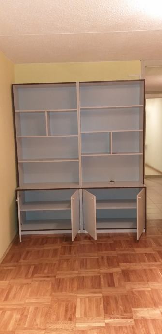 POKLANJA SE ORMAR / POLICA