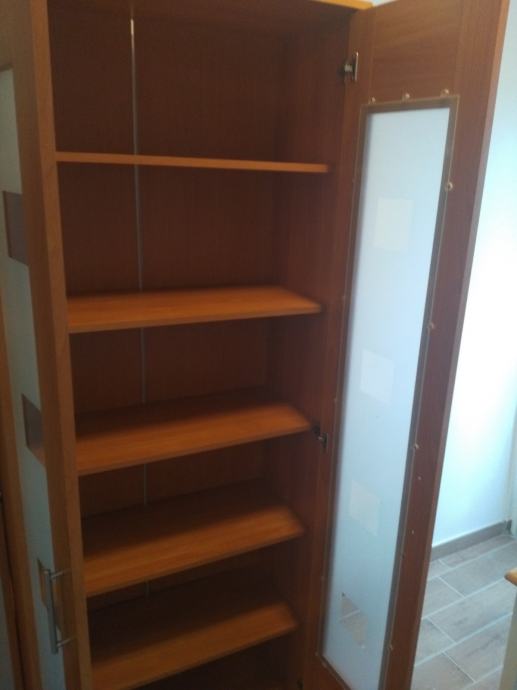 PRODAJEM Dva ormara (regala)
