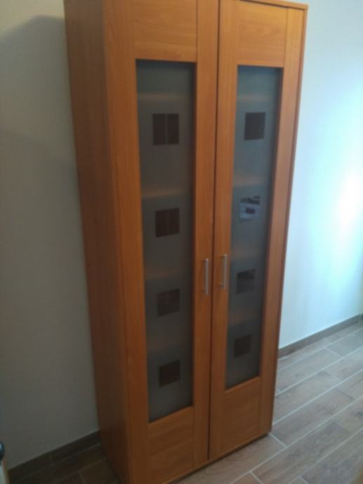 PRODAJEM Dva ormara (regala)