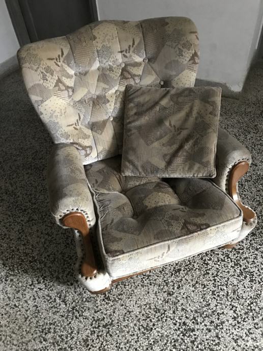 Sofa + dvije fotelje + drveni stolić