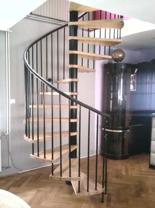 talijanski dizajn drvene masivne kružne stepenice