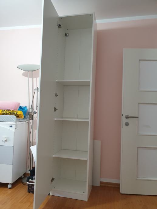 Visoki samostojeći bijeli ormar s policama