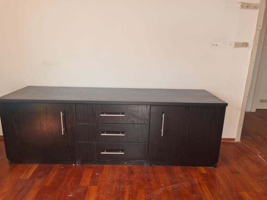 Drveni ormar i komoda