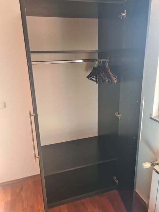 Drveni ormar i komoda