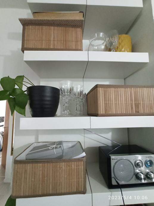 Ikea police za zid, 2 kom + 5 košara