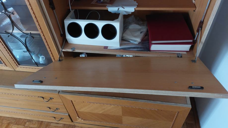 Ormar i vitrina za dnevni boravak