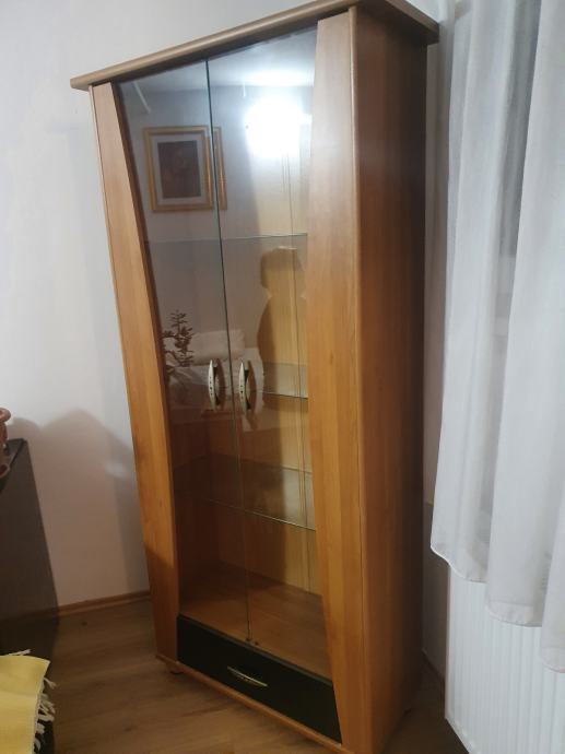 Prodajem stakleni ormar s osvijetljenjem