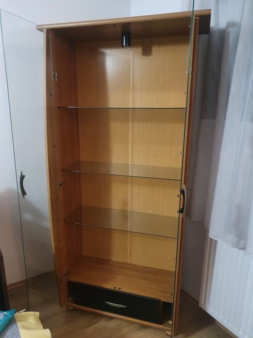 Prodajem stakleni ormar s osvijetljenjem