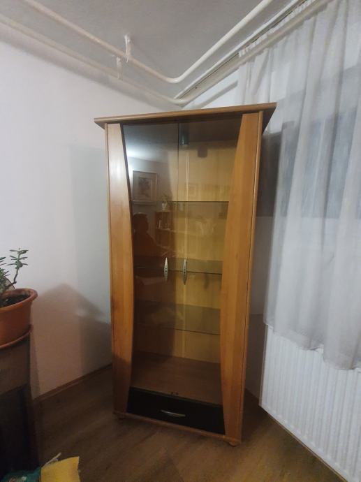 Prodajem stakleni ormar s osvijetljenjem