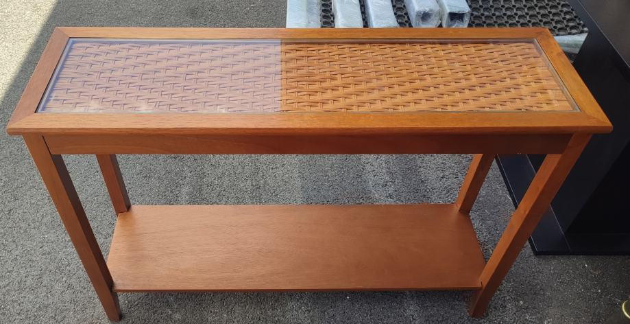 Drveni stol 110×55×42 i polica sa staklom100×29×70 sa ratanom