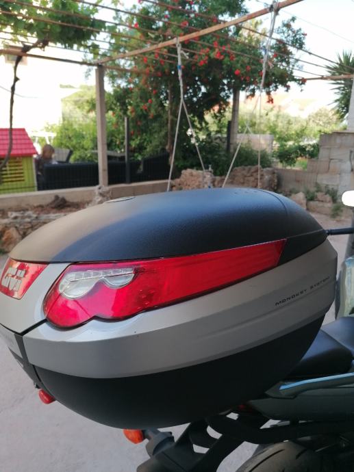 GIVI Maxia 3 55 L, Yamaha Fazer nosači