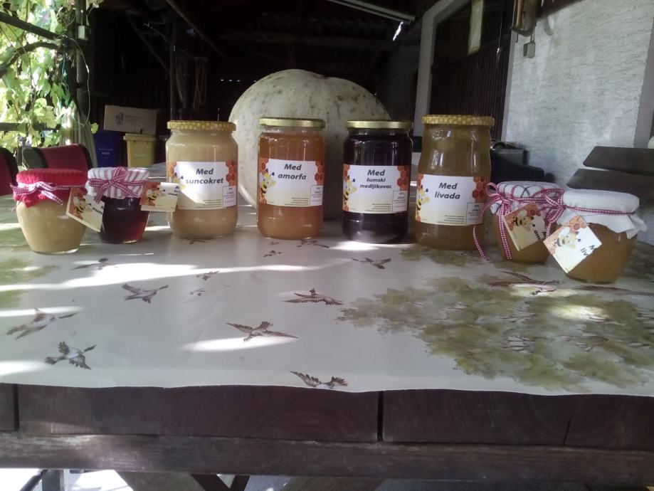 Med kesten,amorfa,medljika i livada