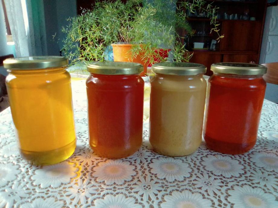 Prodajem med od kestena, bagrema, livada-heljda.