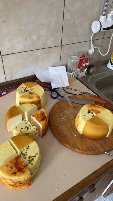 Domaći kuhani kravlji sir