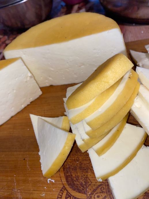 Domaći kuhani kravlji sir