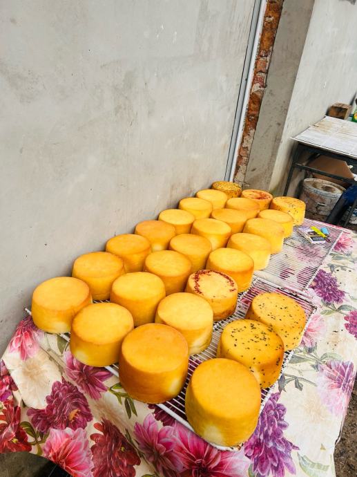 Domaći kuhani kravlji sir