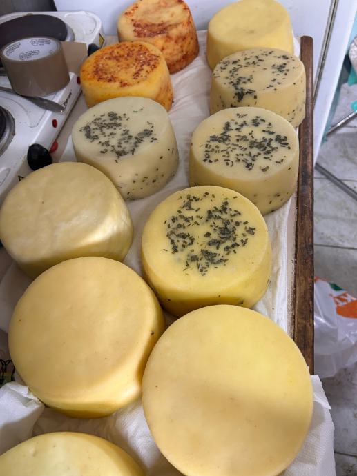 Domaći kuhani kravlji sir