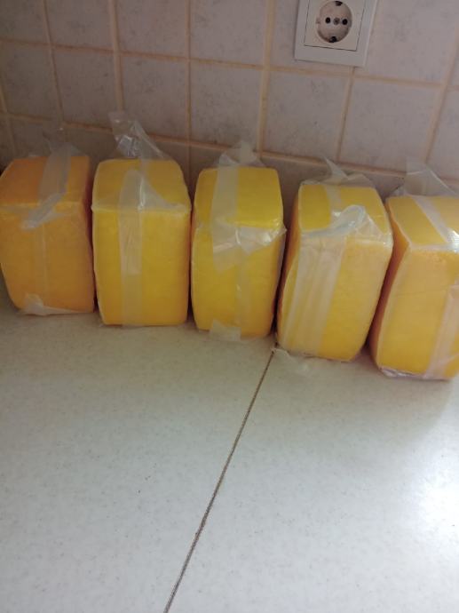 Prodajem domaći lički kravlji sir