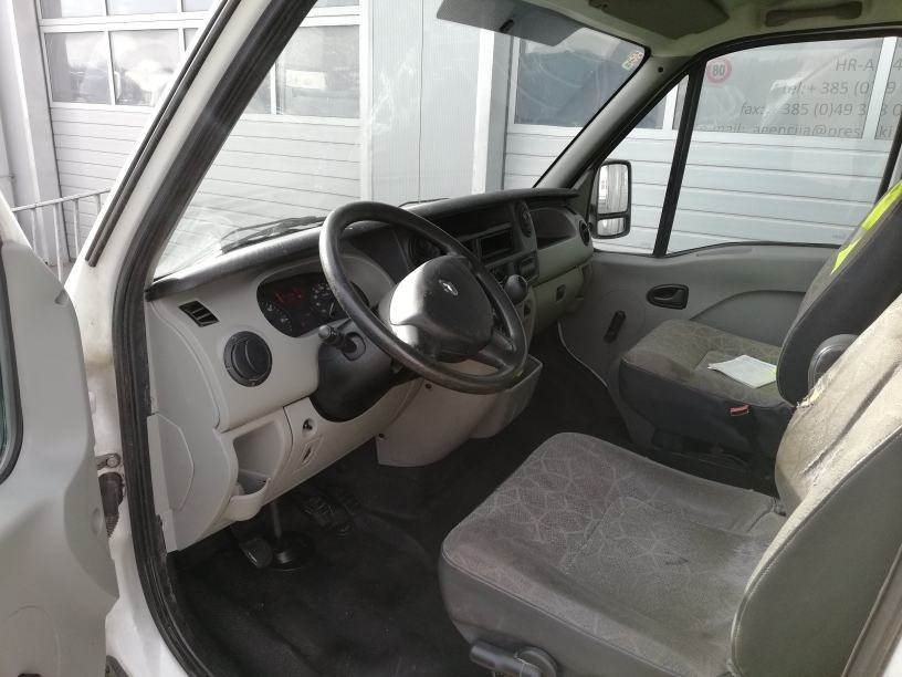 Pokretna trgovina - kombi Renault Master, 2008 god.