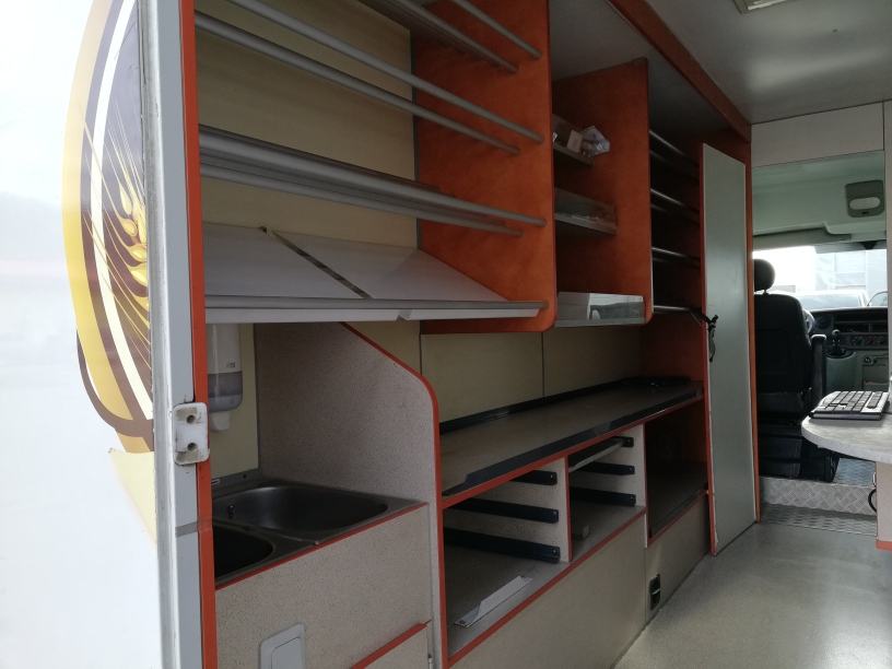 Pokretna trgovina - kombi Renault Master, 2008 god.