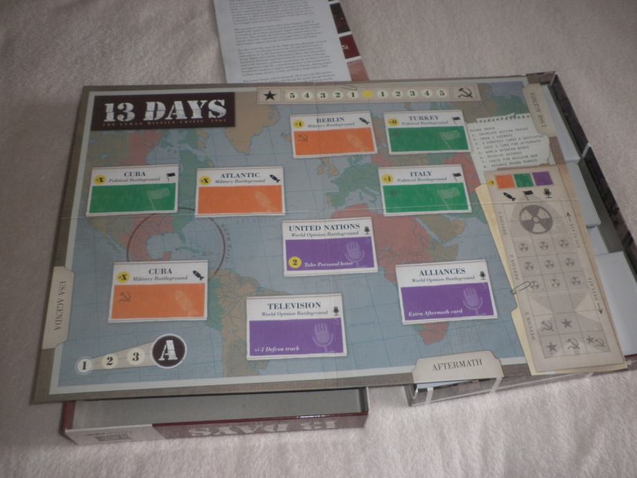 13 DAYS : THE CUBAN MISSILE CRISIS - društvena igra za 2 igrača