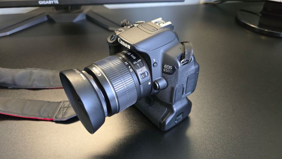 Canon EOS sa dva vrhunska objektiva i kompletnom opremom