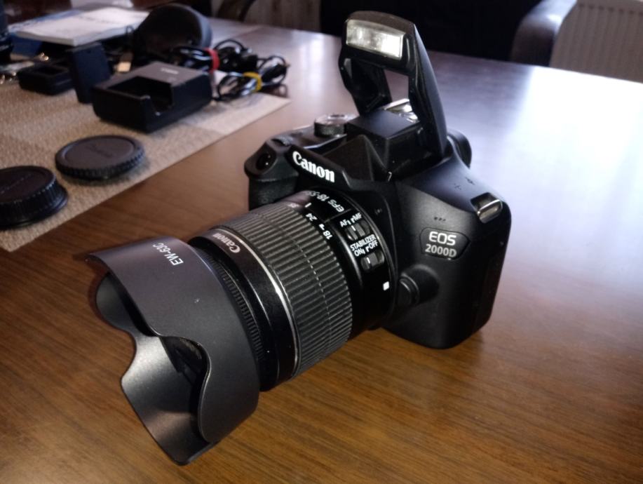 DSLR fotoaparat Canon EOS 2000D
