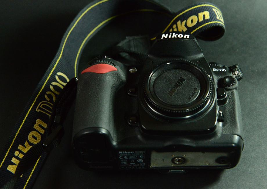 DSLR Nikon D200 u setu s Nikon 18-200mm
