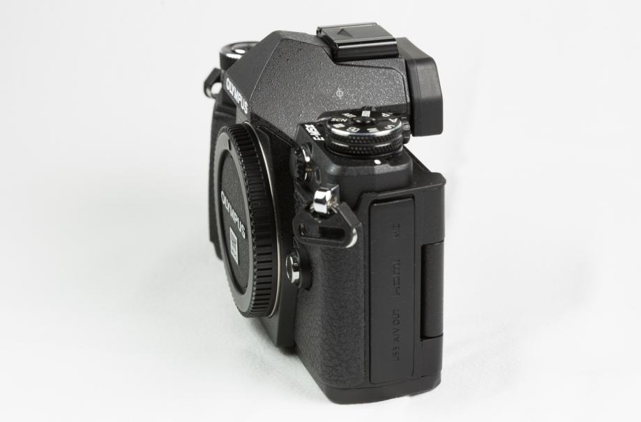 Olympus OM-D E-M5 II (3 baterije i battery grip ukljucen)