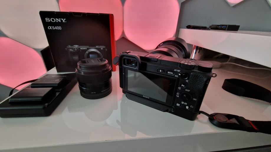 Sony @6400 + Sony 35mm F1.8 OSS + punjač s 3 baterije + SmallRig cage