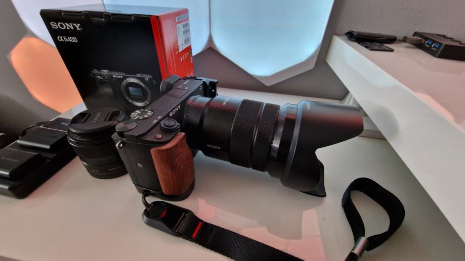 Sony @6400 + Sony 35mm F1.8 OSS + punjač s 3 baterije + SmallRig cage