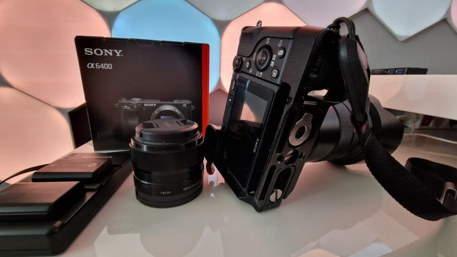 Sony @6400 + Sony 35mm F1.8 OSS + punjač s 3 baterije + SmallRig cage