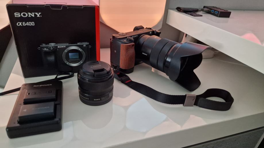 Sony @6400 + Sony 35mm F1.8 OSS + punjač s 3 baterije + SmallRig cage