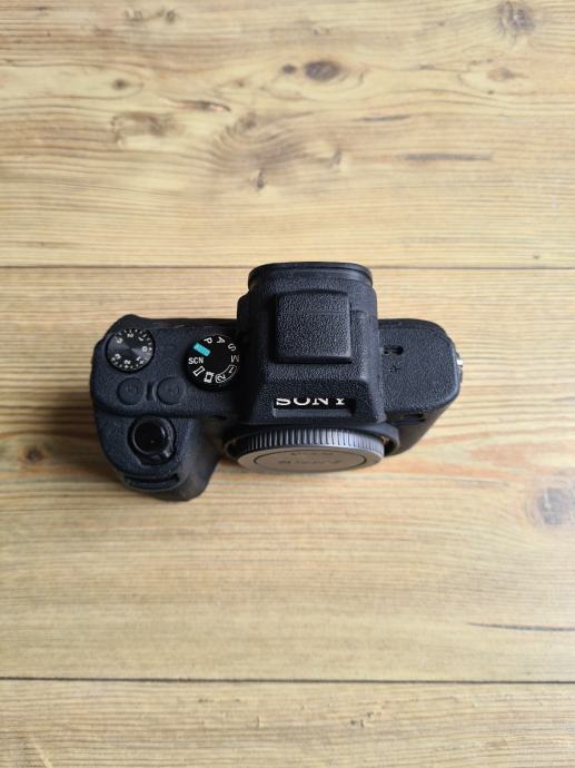 Sony A7 II i dodatna oprema (baterije, grip, punjaci i remote)