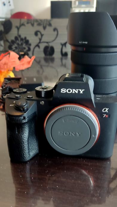Sony A7R3 mirrorless full frame sa objektivom 24-105 mm f4
