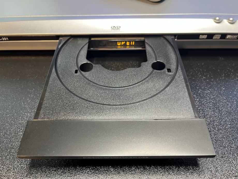 NOV, NEKORIŠTEN Vivax DIVX-K201 DVD/CD player + daljinski