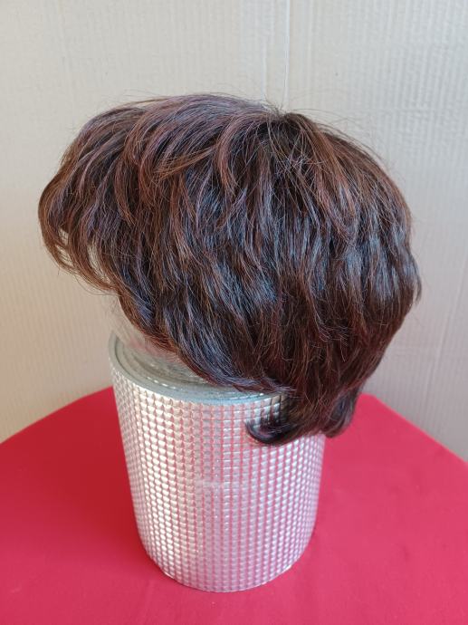 Perika smeđa, prava kosa