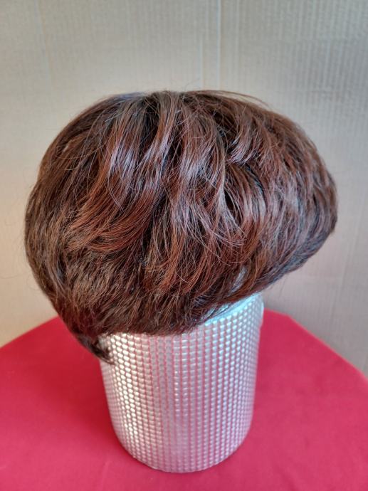 Perika smeđa, prava kosa