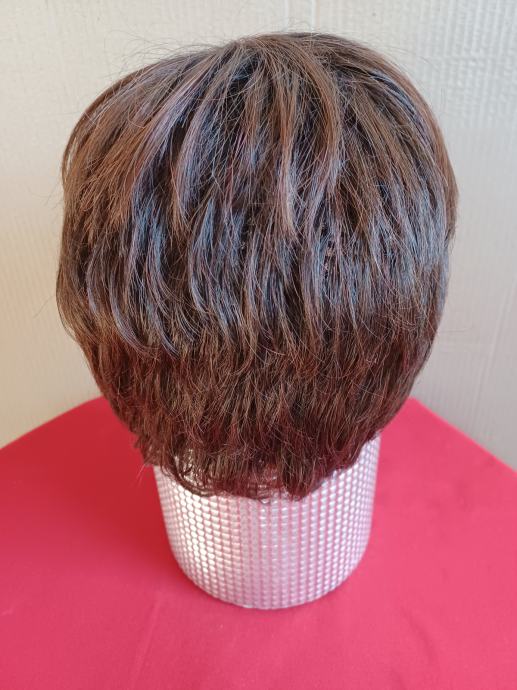 Perika smeđa, prava kosa