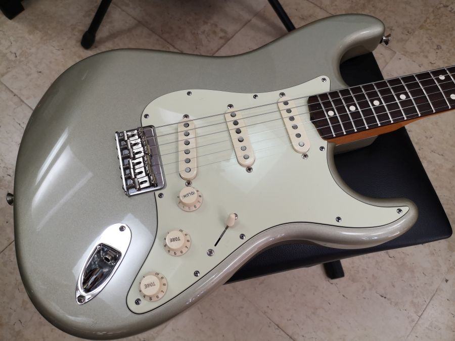 Fender Robert Cray Stratocaster Inca Silver REZERVIRANO