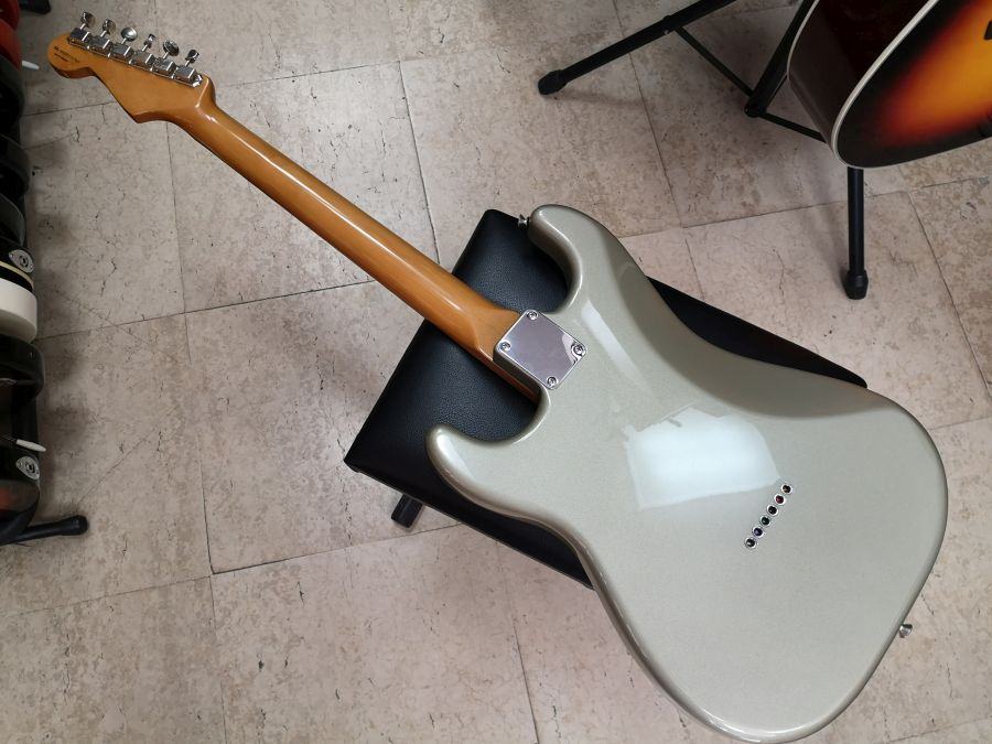 Fender Robert Cray Stratocaster Inca Silver REZERVIRANO