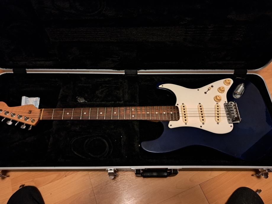 Gitara sa pojačalom i dodacima