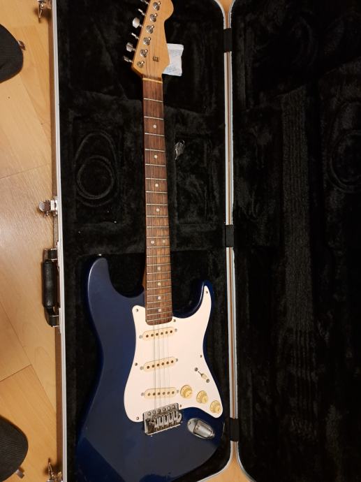 Gitara sa pojačalom i dodacima