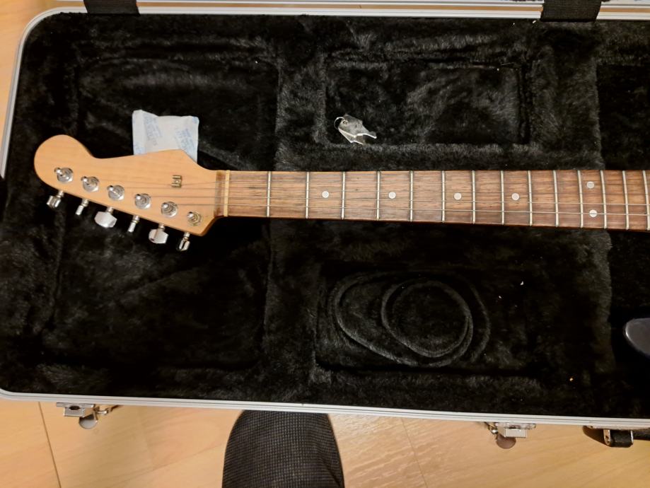 Gitara sa pojačalom i dodacima