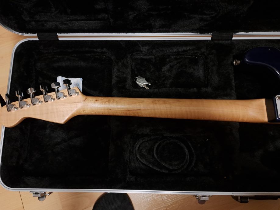 Gitara sa pojačalom i dodacima