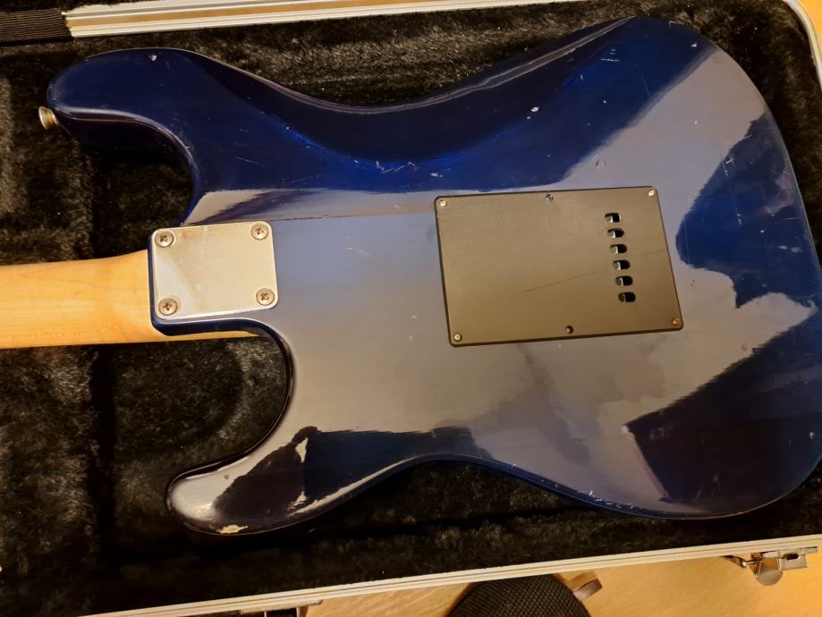 Gitara sa pojačalom i dodacima