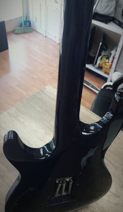 Harley Benton elektricna gitara