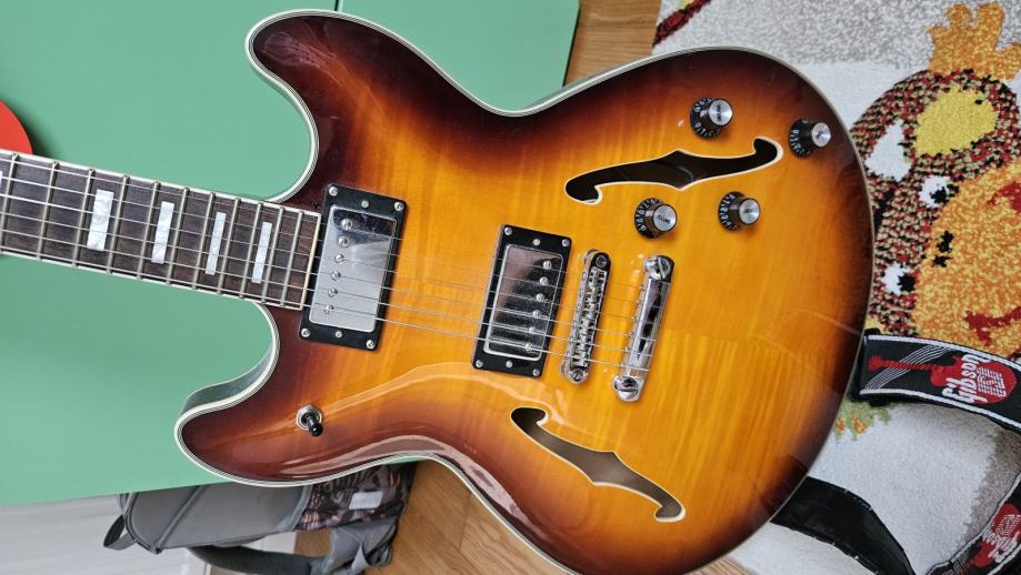 Harley Benton HB35 plus električna gitara
